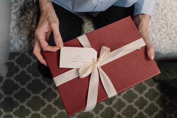 15 Memorable Gifts for CEO According to Their Characteristics | Blog DYOW